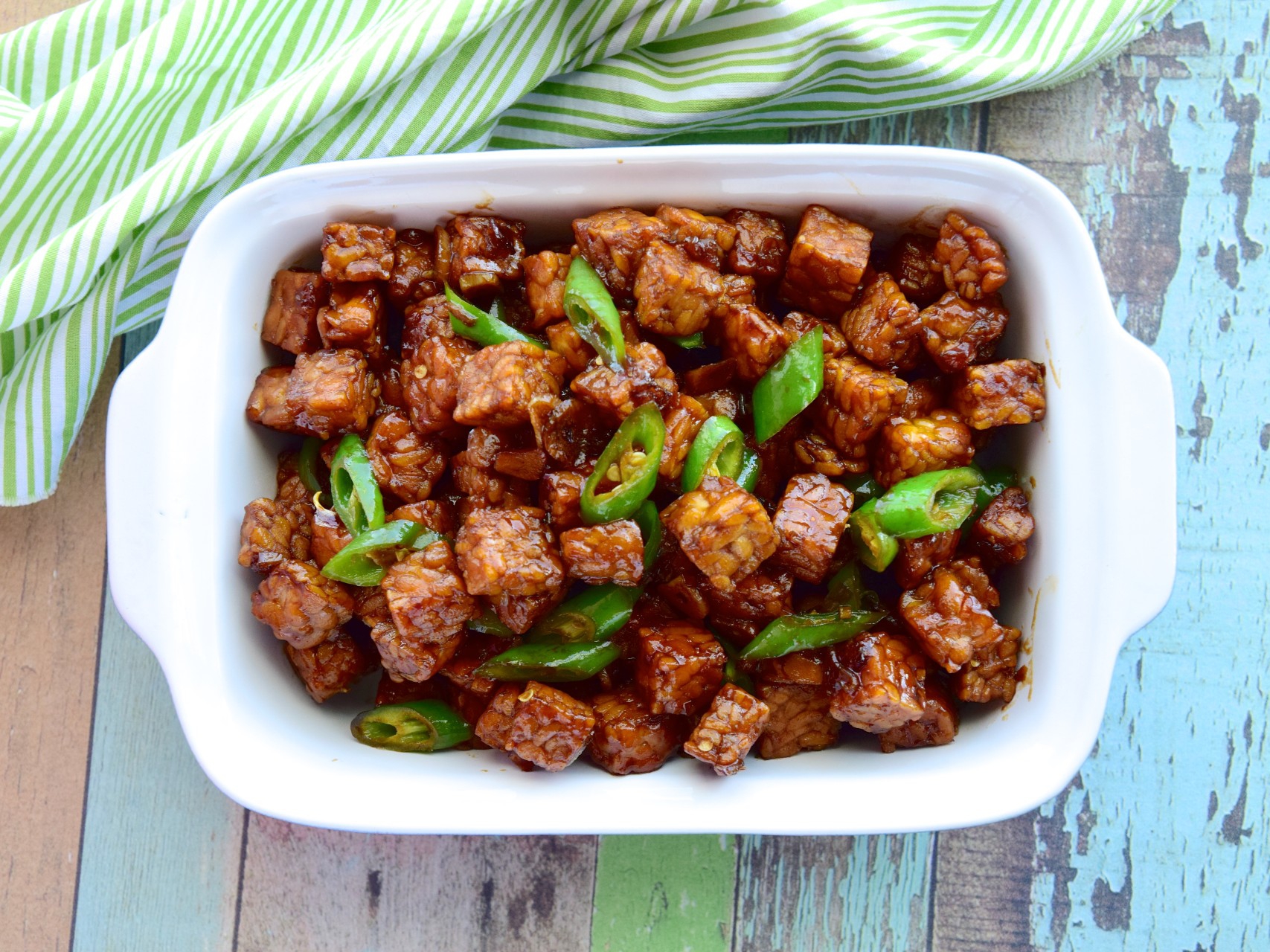 Sticky tempeh in sinaasappelmarinade