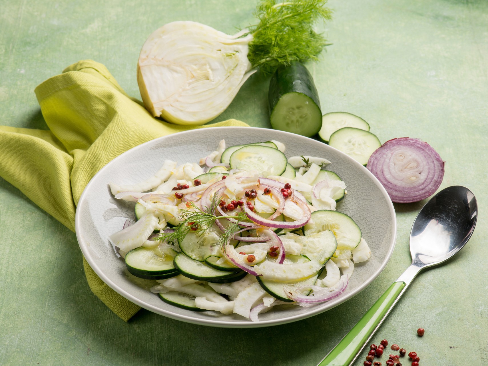 Venkel-komkommersalade met ingelegde ui