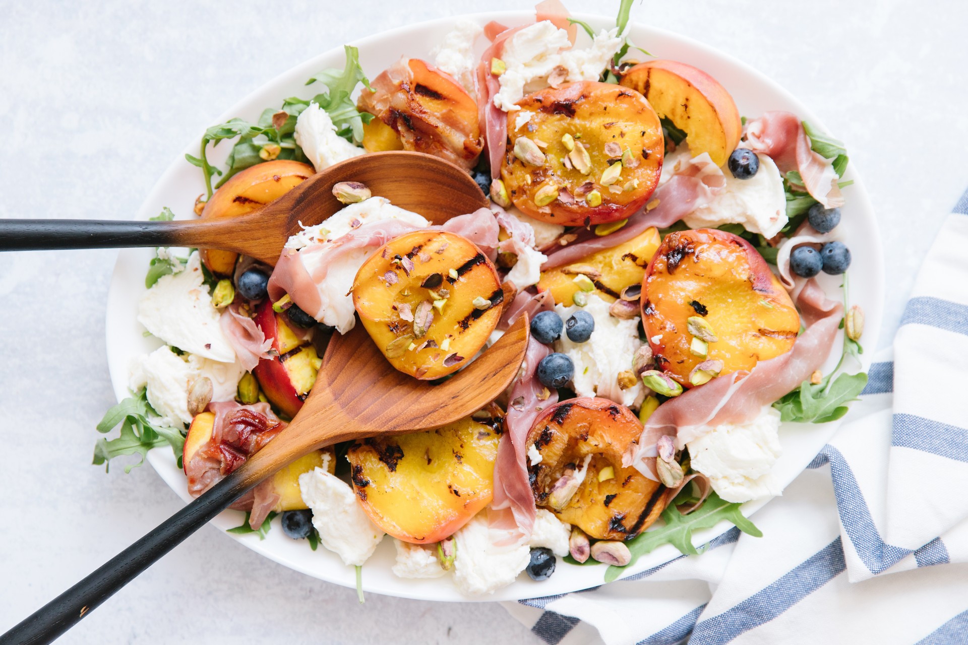 Salade met gegrilde perzik, burrata en prosciutto