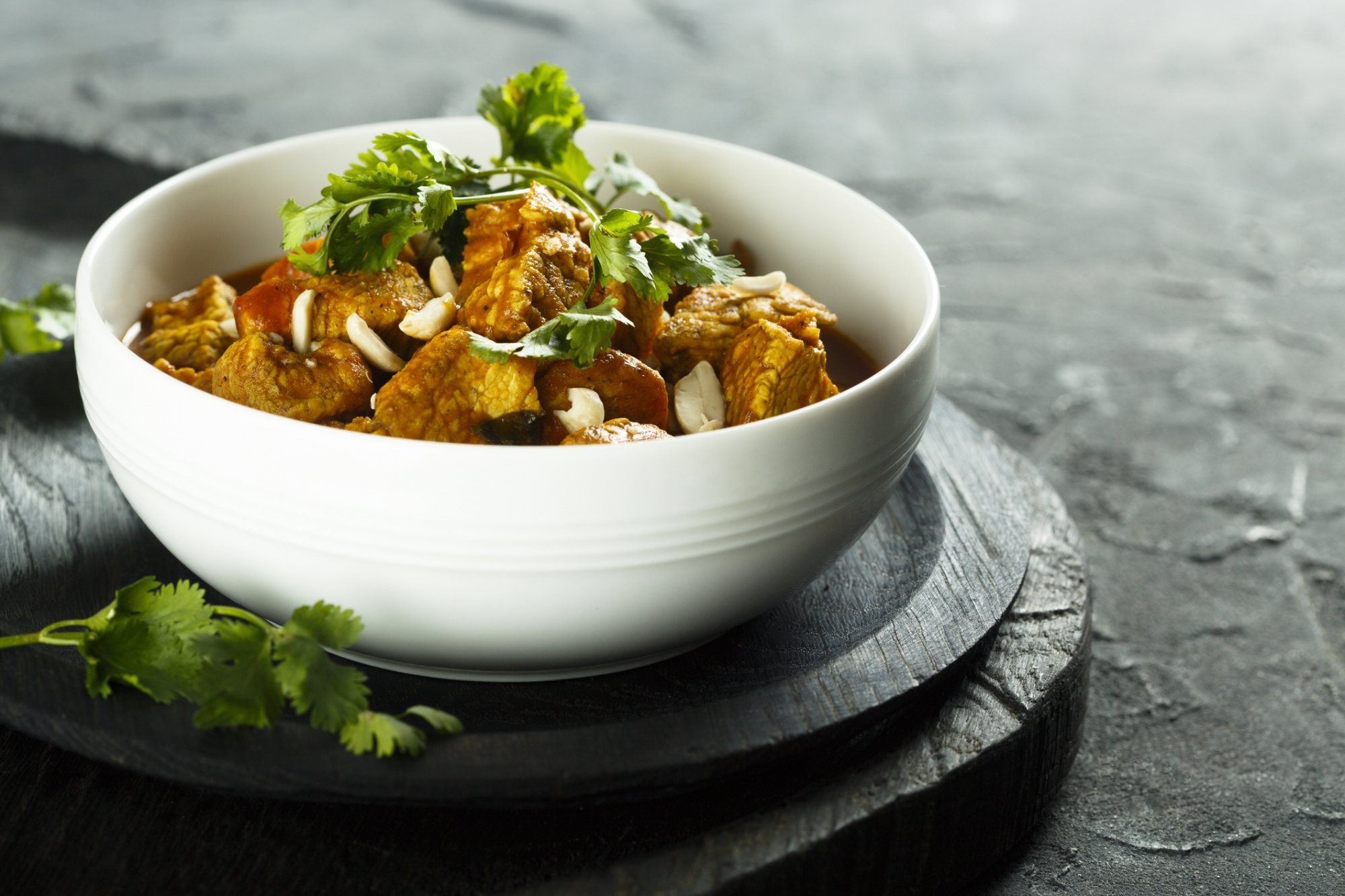 Kool of paksoi met kip en pinda's